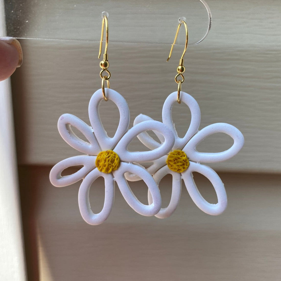White flower daisy polymer clay dangle earrings – Wendy Varner Designs